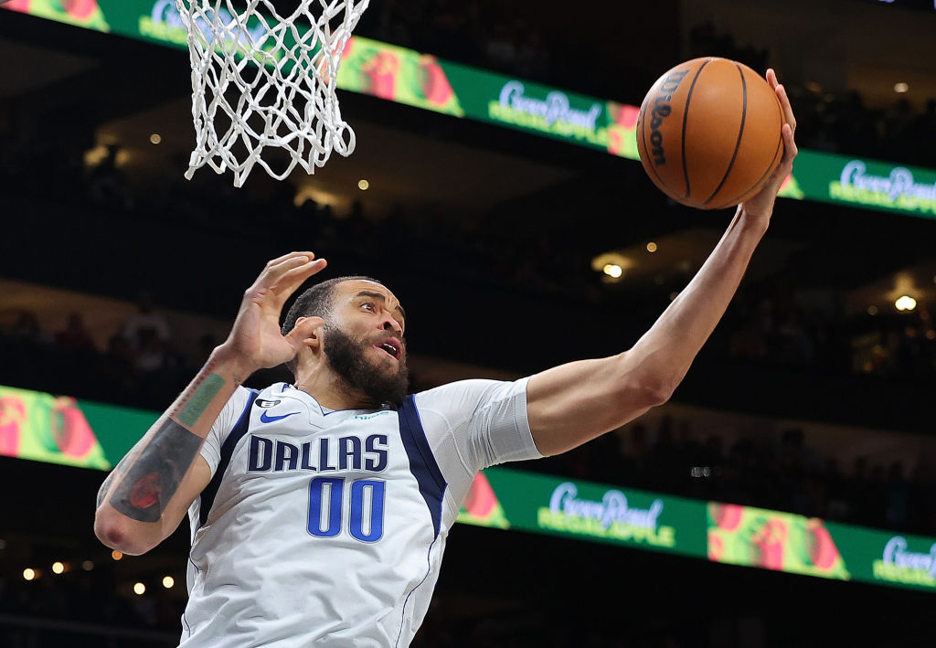 How many open roster spots do the Sacramento Kings have?